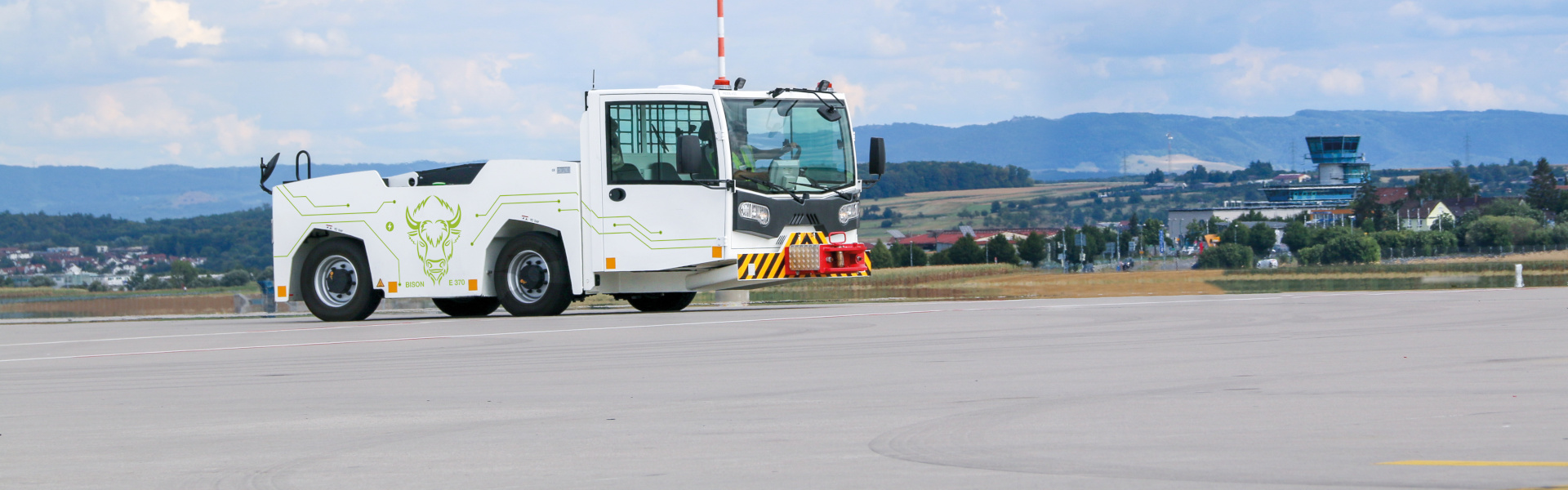 Webasto Reference Stories - Emission-free airports with Goldhofer